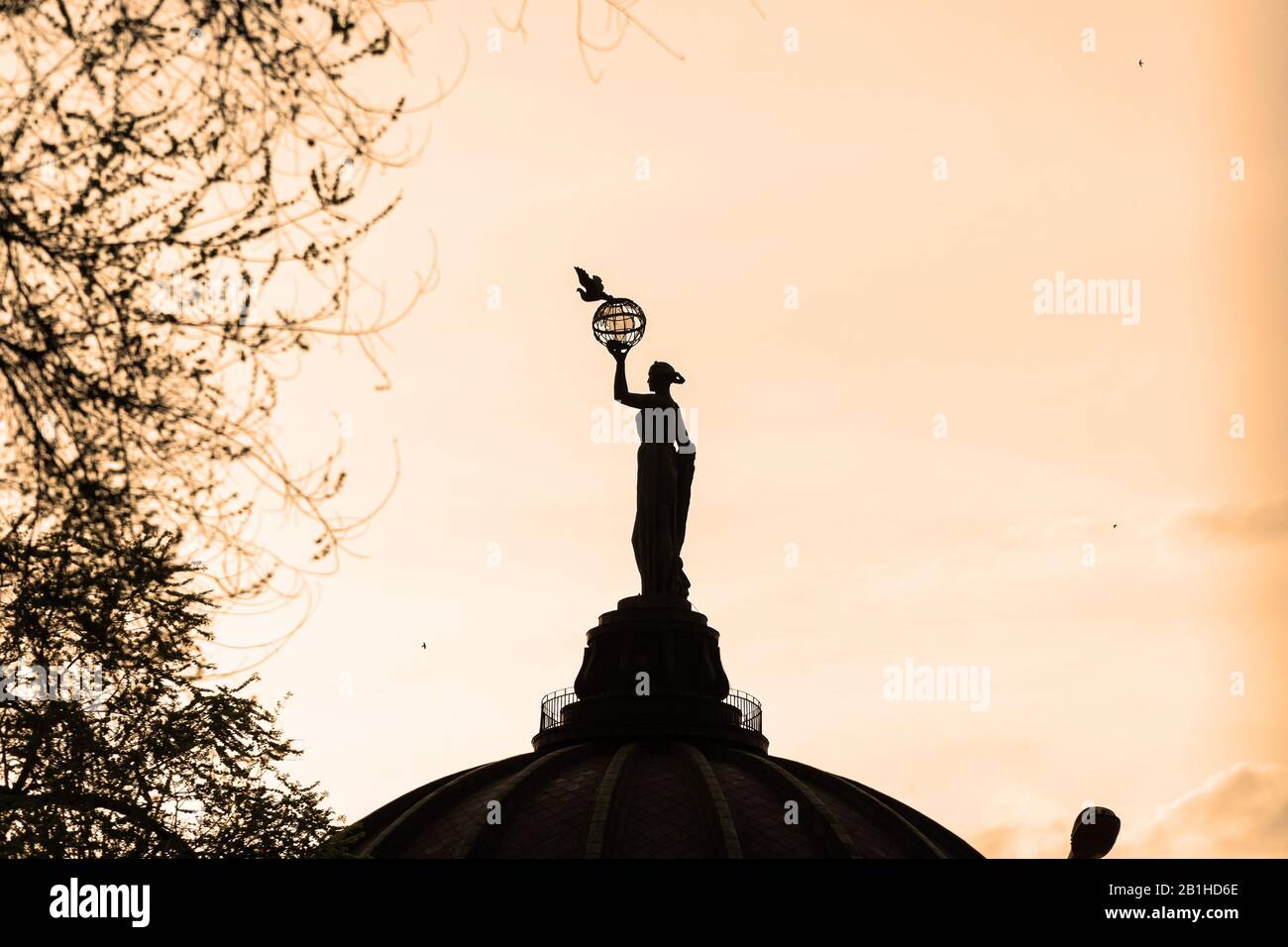 Russia statue Vera Mukhina "Mir" - the representative of peace in ...