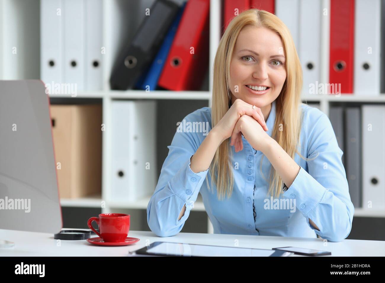Woman looking under desk office hi-res stock photography and images - Alamy