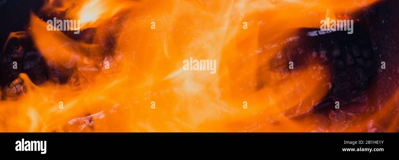 Background from the fire burns in the barbecue barbeque Stock Photo - Alamy
