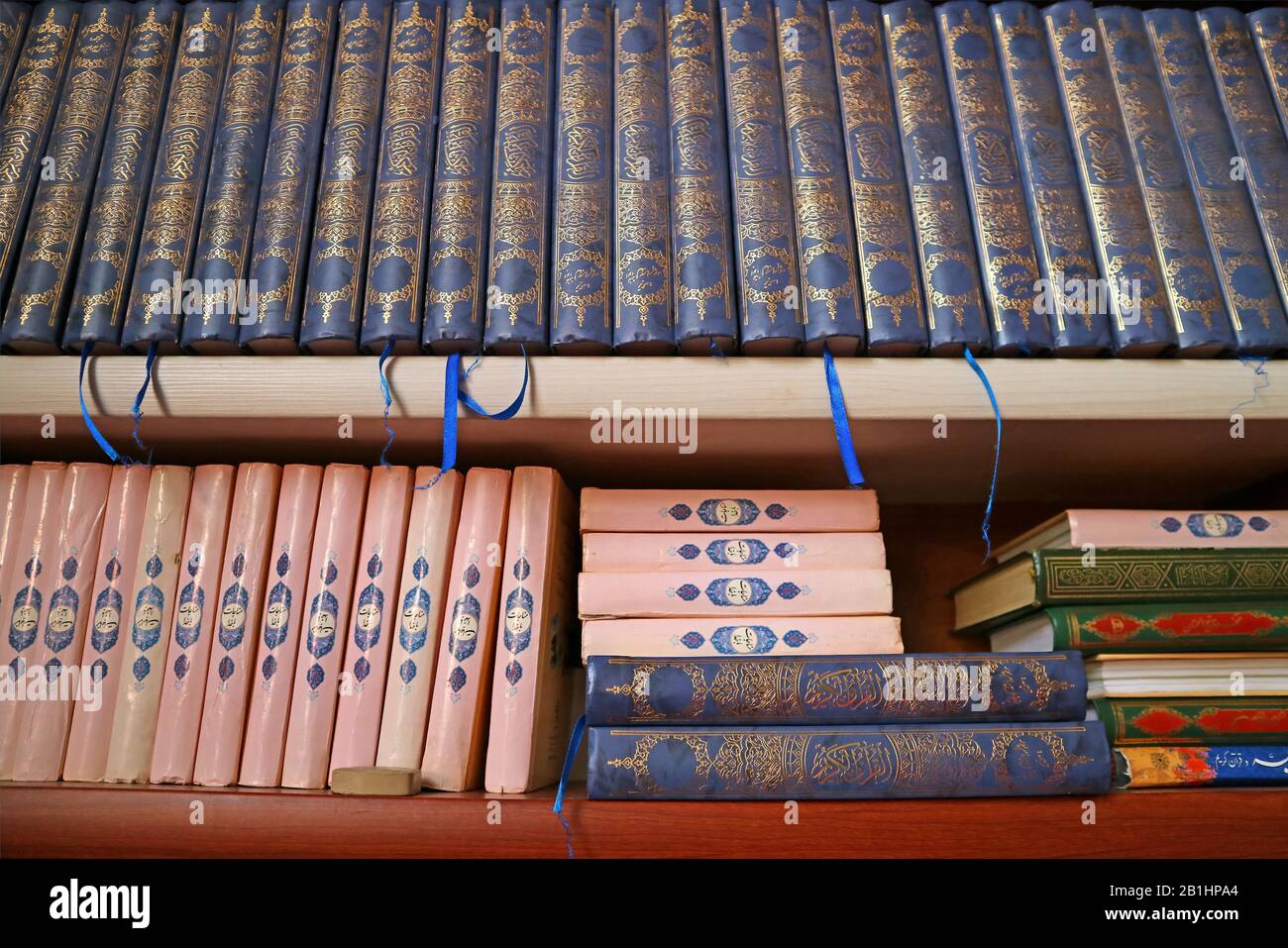 Islamic book shelf hi-res stock photography and images - Alamy