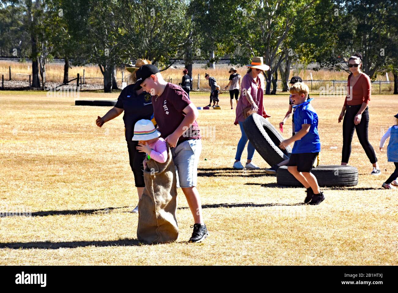 Sack race family hi-res stock photography and images - Alamy
