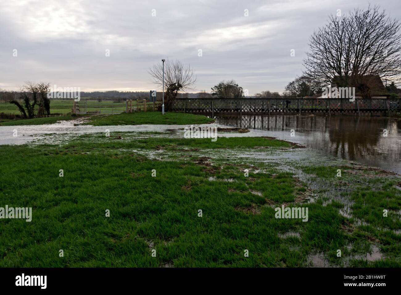 water from river Parrett overflowing and running down to the Sowy river ...