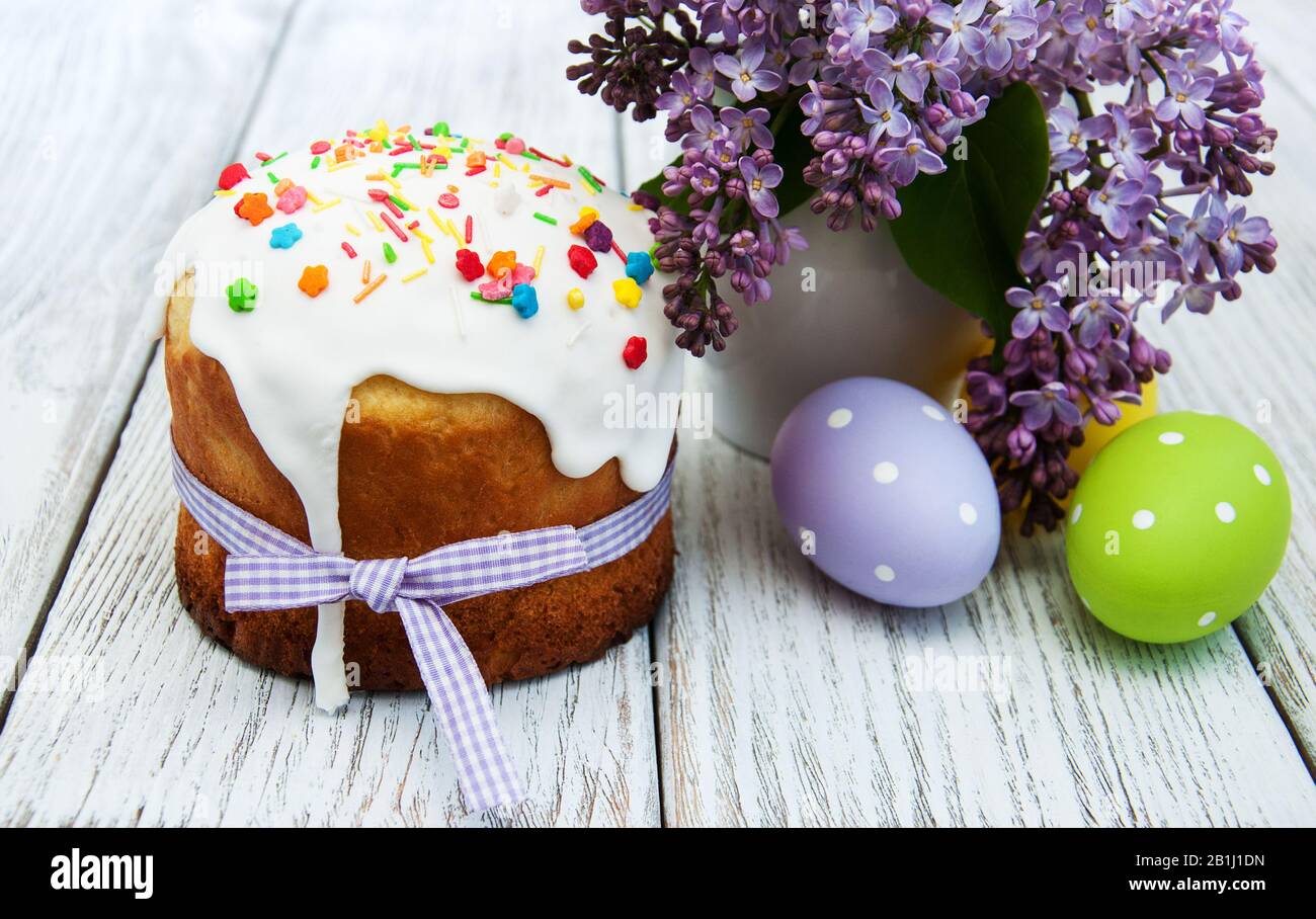 Easter bread and eggs with lilac flowers Stock Photo - Alamy