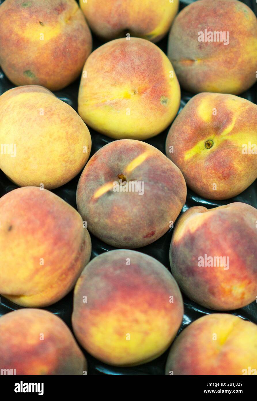 Close-up view of organic peaches in supermarket Stock Photo - Alamy