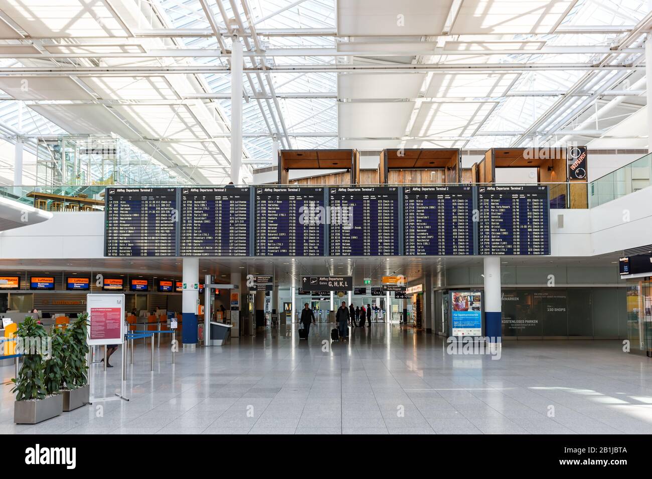 Muenchen airport terminal 2 hi-res stock photography and images - Alamy