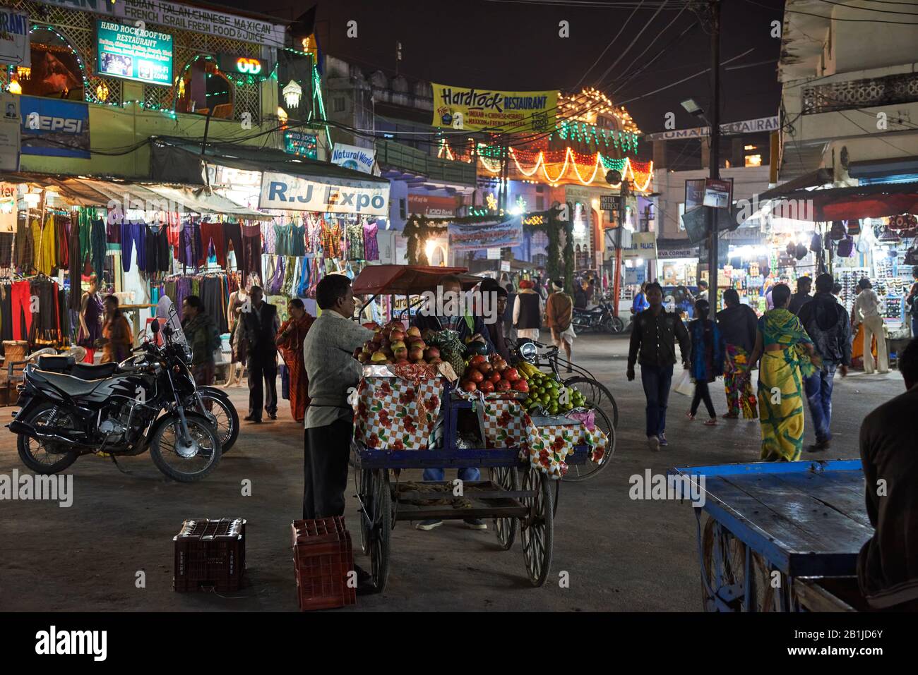 India streets night hi-res stock photography and images - Alamy