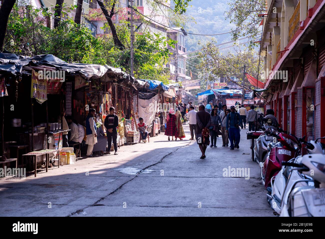 India rishikesh street scene hi-res stock photography and images - Alamy