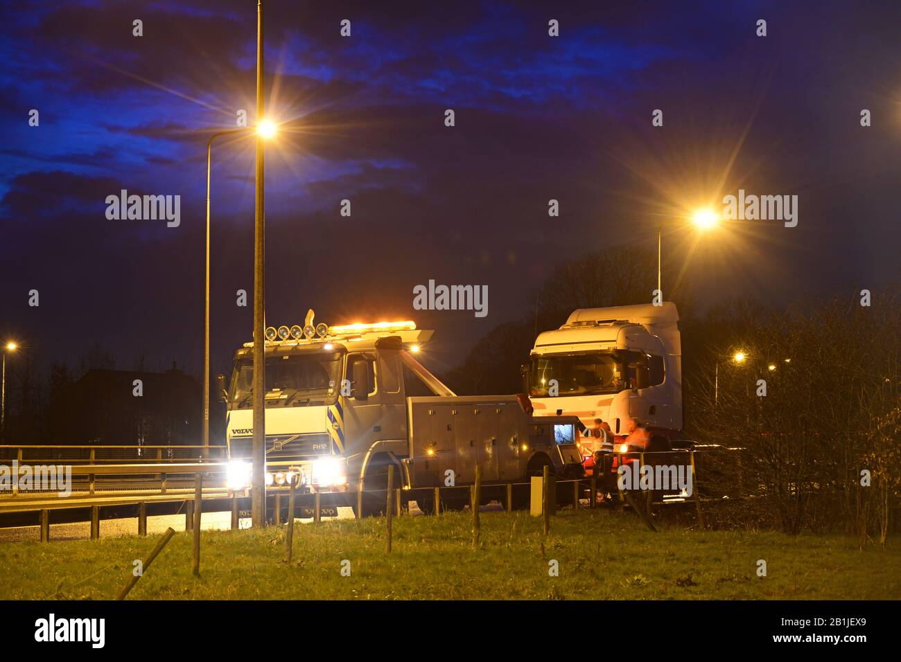 Breakdown rescue lorry towing broken hi-res stock photography and ...