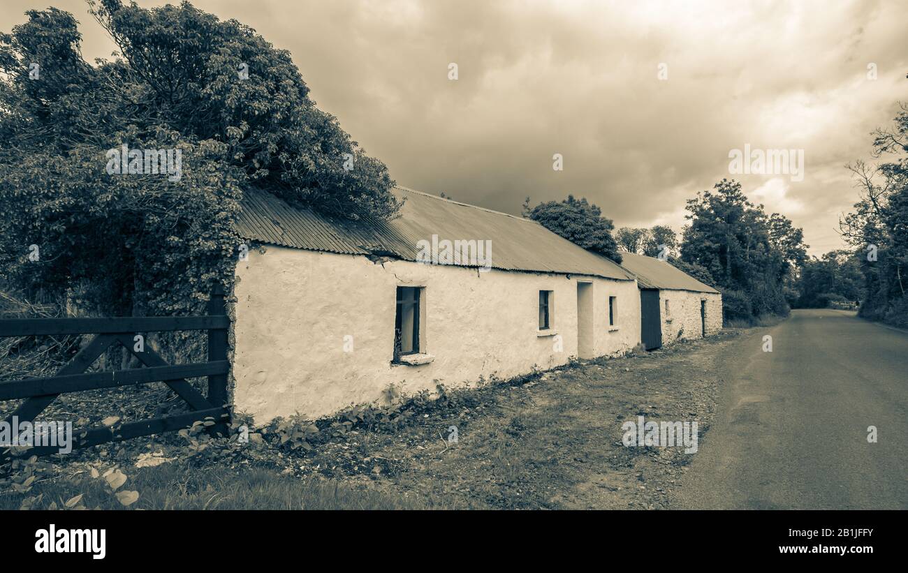 Old farm buildings ireland hi-res stock photography and images - Alamy