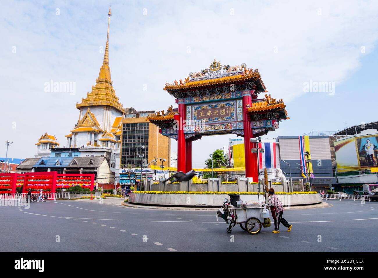 Chinatown Gate, with Wat Traimit in background, Chinatown, Bangkok ...