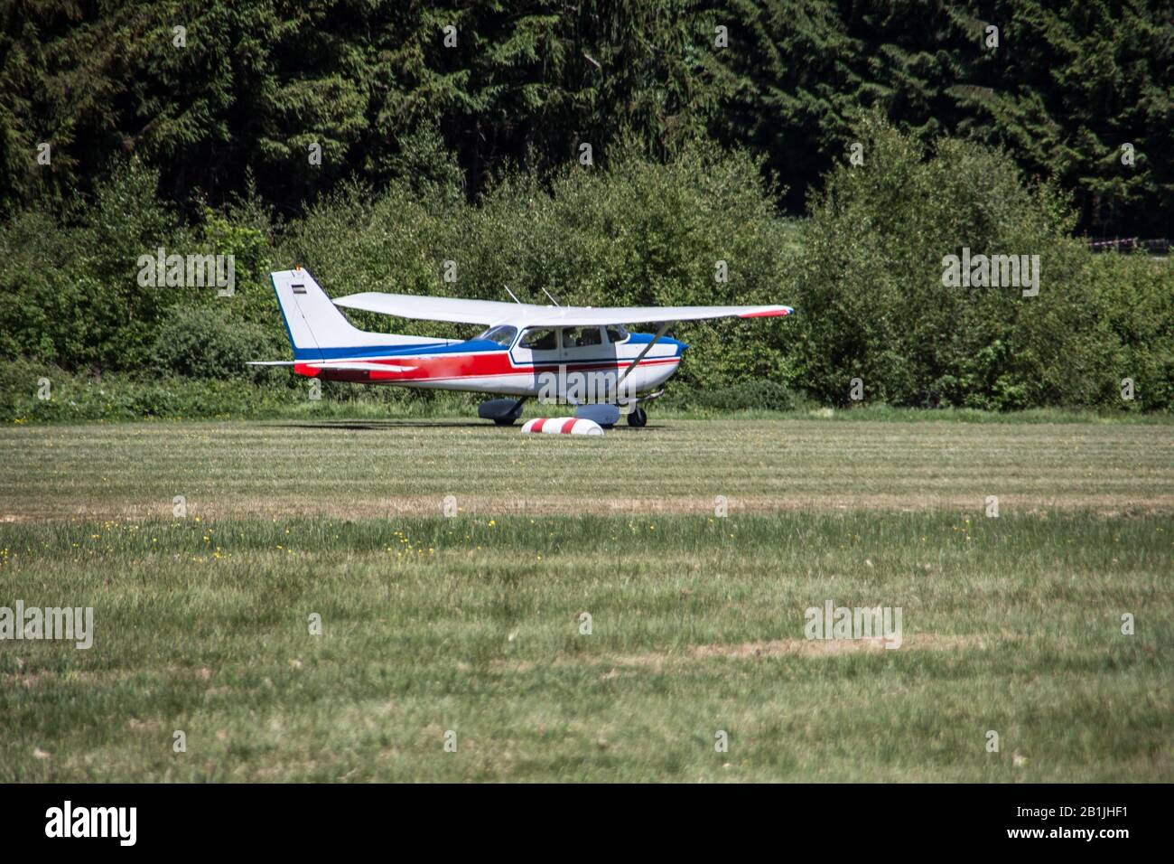Runway and lawn hi-res stock photography and images - Alamy