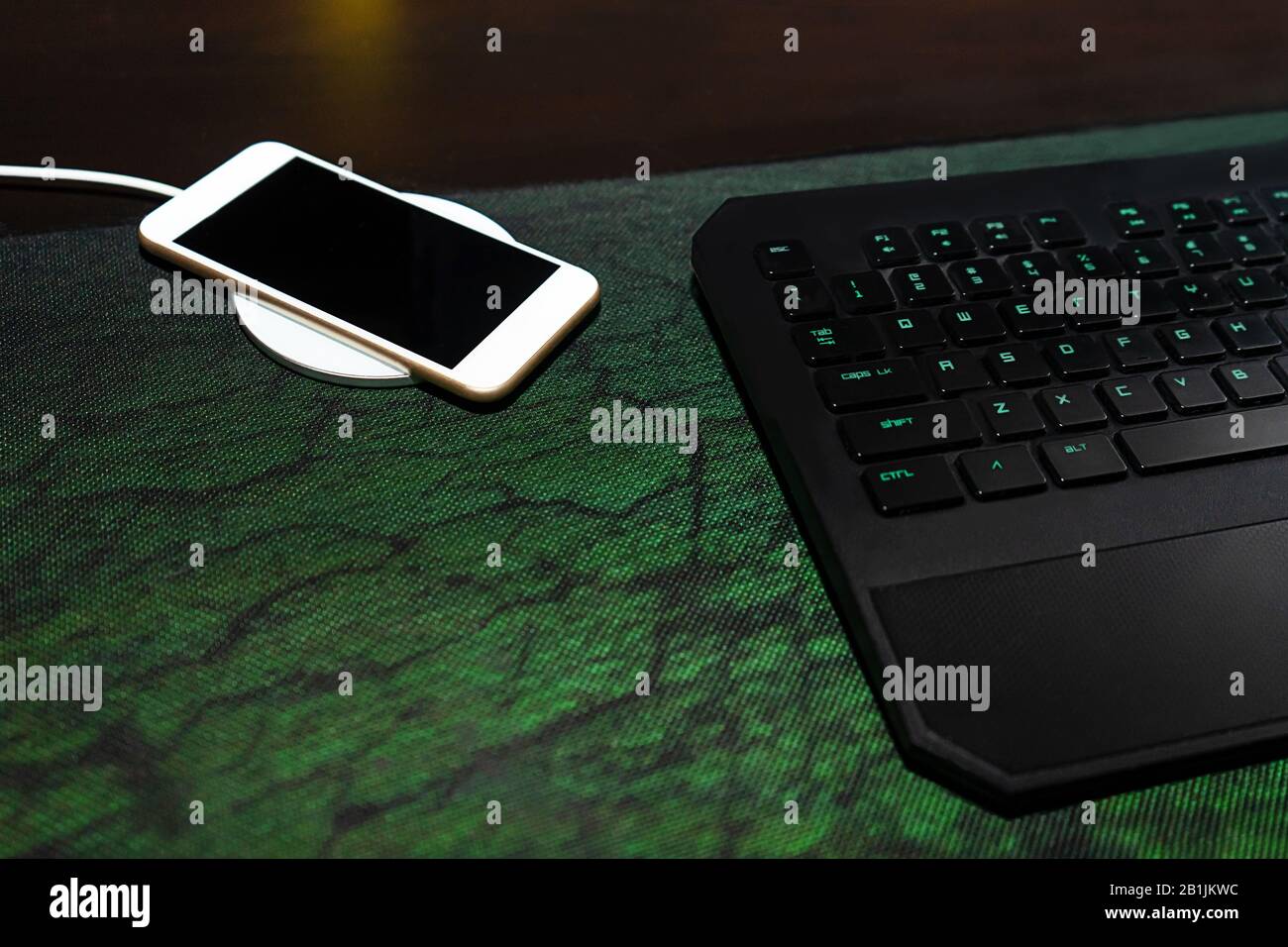 Wirelessly charge hi-res stock photography and images - Alamy