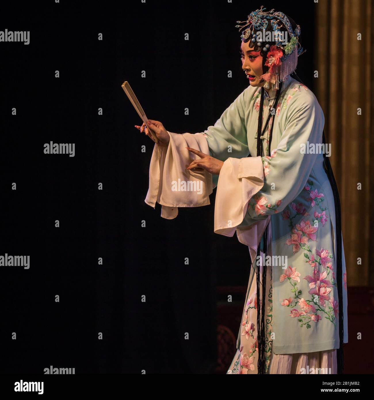 Traditional chinese opera hi-res stock photography and images - Alamy
