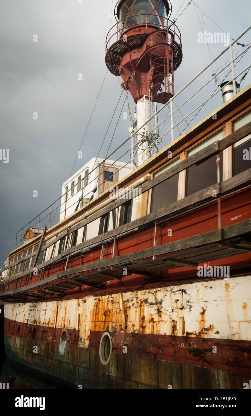 Old houseboat hi-res stock photography and images - Alamy