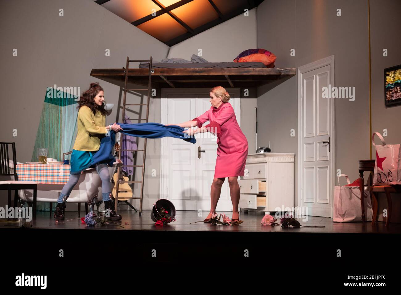 Helen Barke (als Jill Tanner), Julia Biedermann (als Mrs. Baker Stock ...