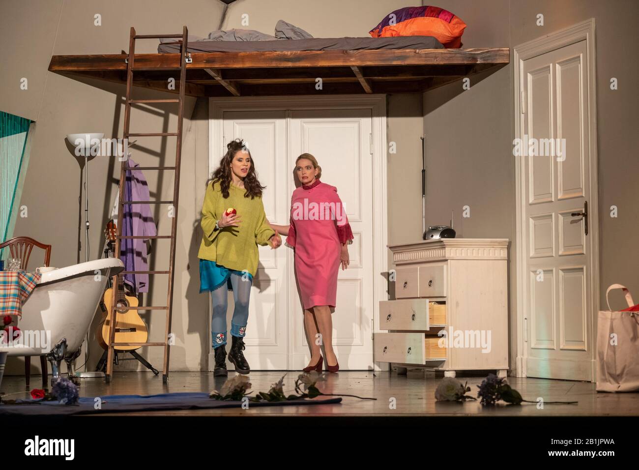 Helen Barke (als Jill Tanner), Julia Biedermann (als Mrs. Baker Stock ...