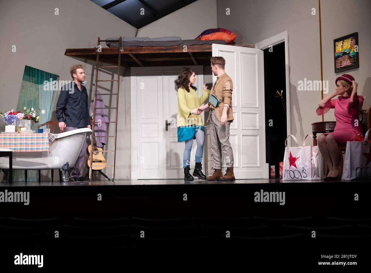 Julia Biedermann (als Mrs. Baker), Johannes Hallervorden (als Don Baker ...