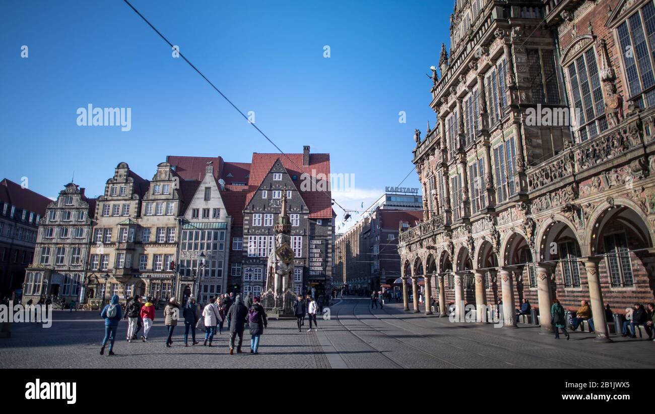 25 February 2020, Bremen: People walk past the Bremen town hall and the ...