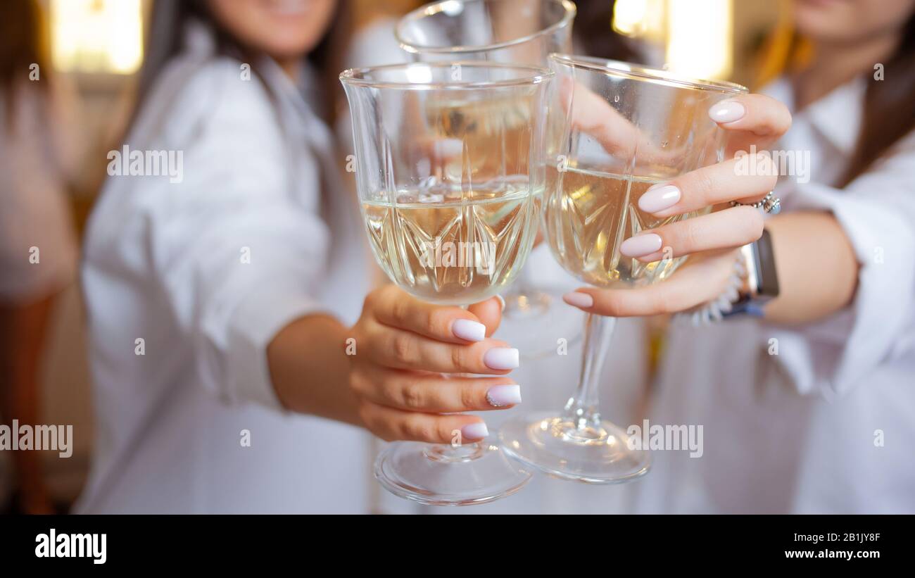 Clink glasses hi-res stock photography and images - Alamy