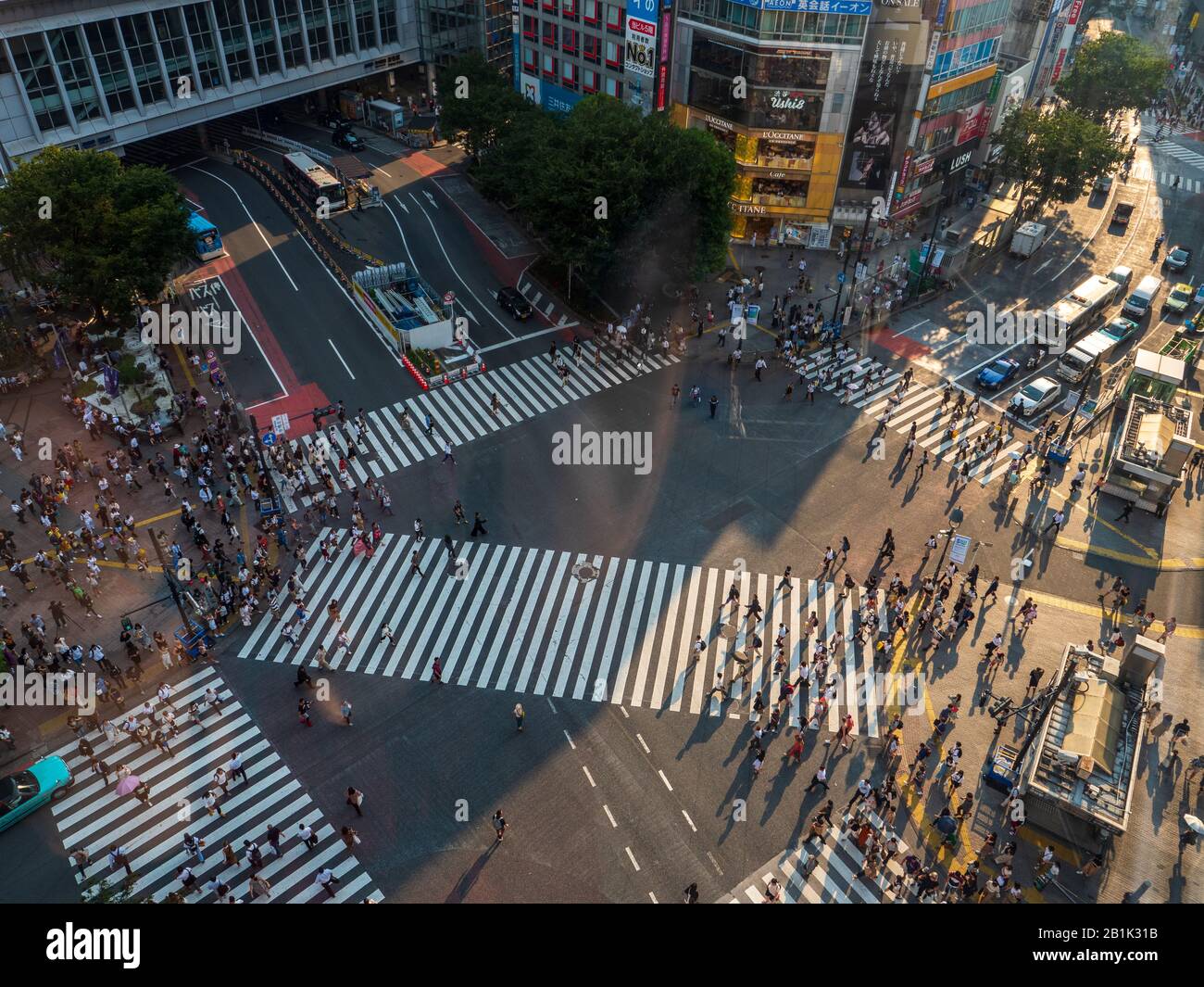 Birds eye view pedestrian crossing hi-res stock photography and images ...