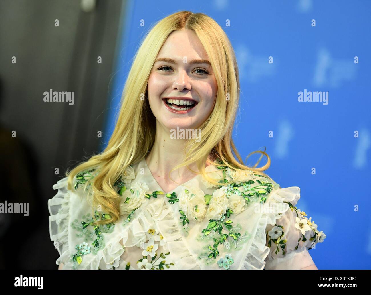 Fanning actress hi-res stock photography and images - Alamy