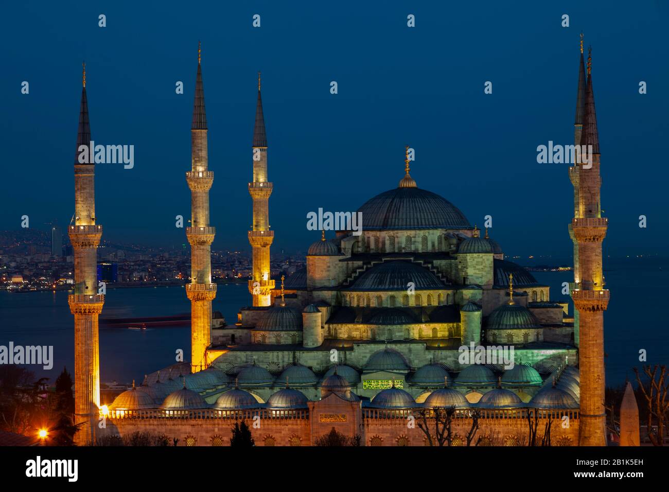 Sultan ahmed mosque blue mosque prayer hi-res stock photography and ...