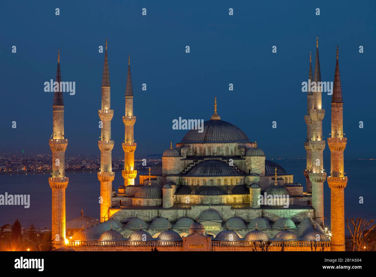 Sultan ahmed mosque blue mosque prayer hi-res stock photography and ...