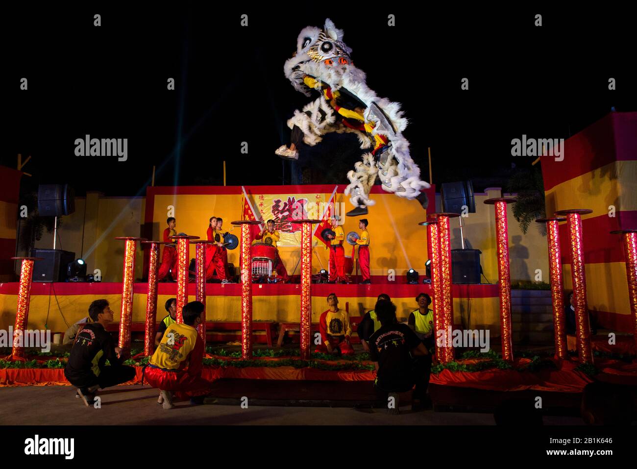 Chinese performance hi-res stock photography and images - Alamy