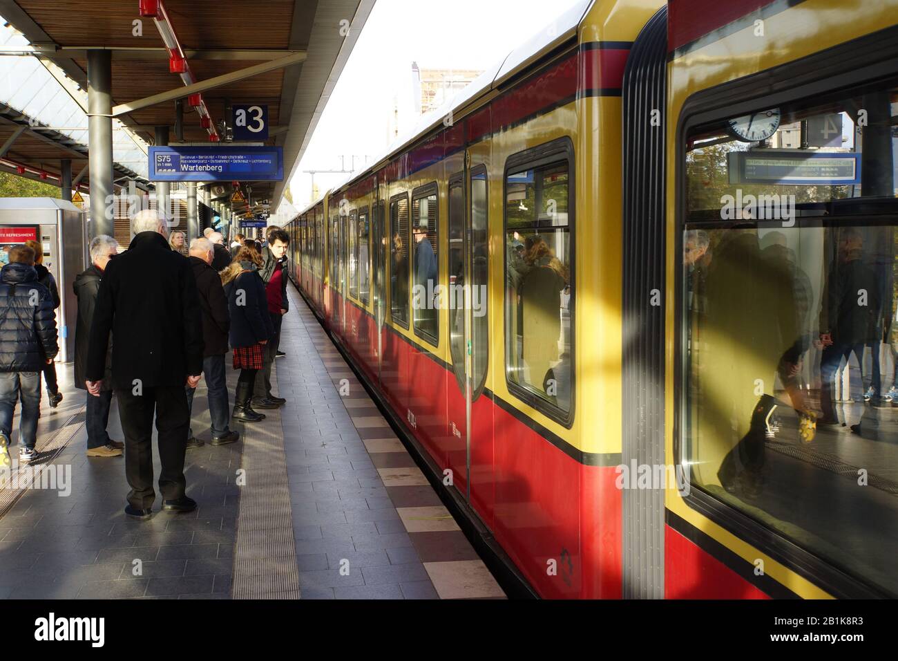 Ubahn bahnsteig hi-res stock photography and images - Alamy