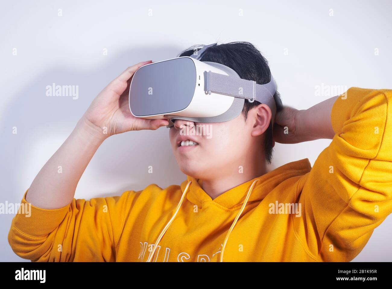 People wearing vr virtual reality and glasses Stock Photo - Alamy