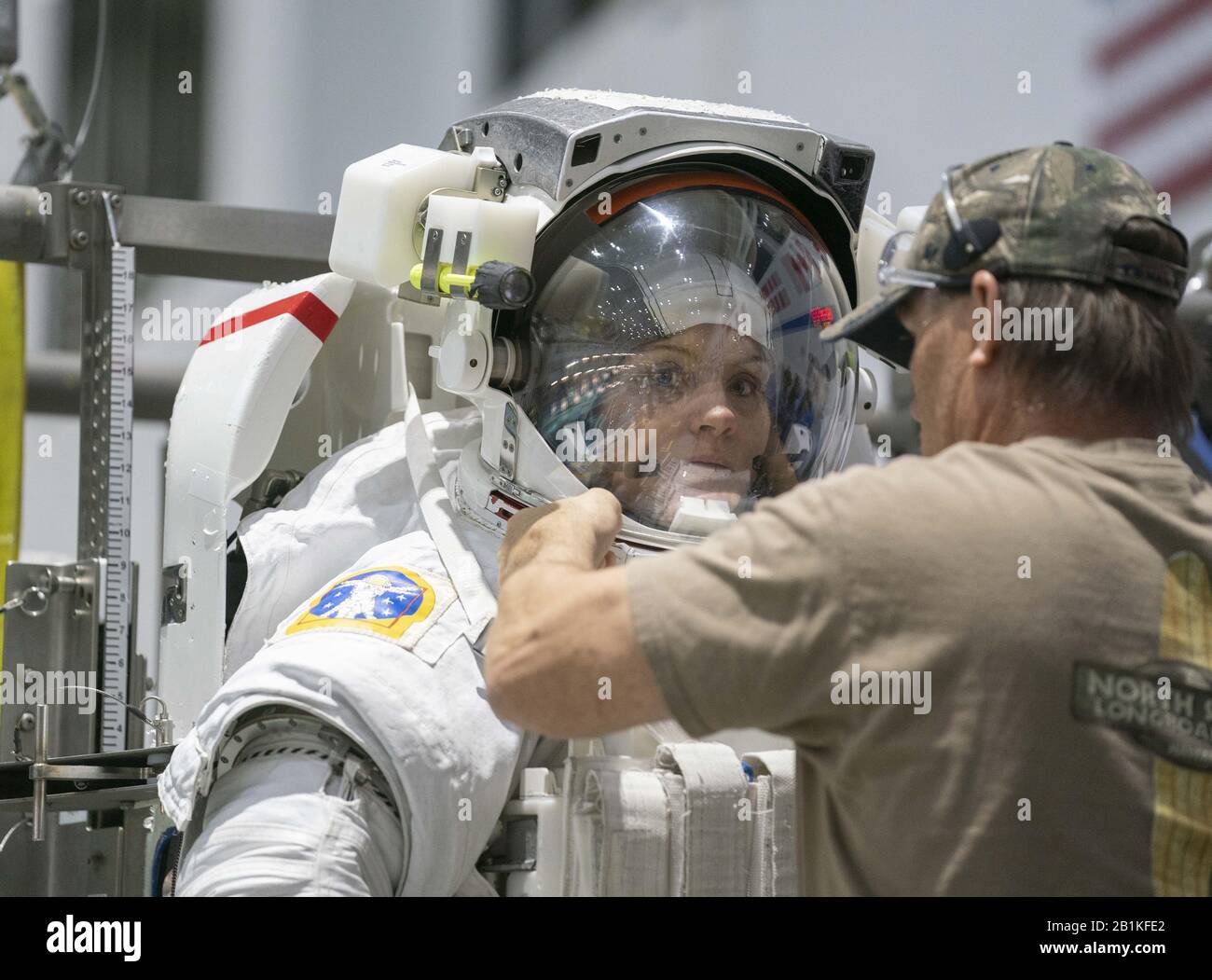 Houston, Texas, USA. 25th Feb, 2020. NASA's Don Smith helps veteran ...