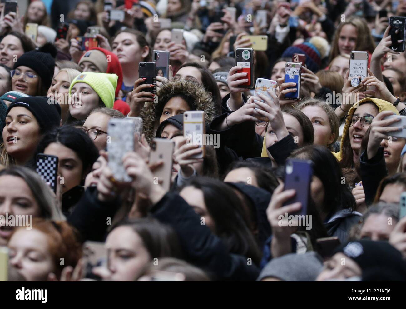 Harry styles concert fans hi-res stock photography and images - Alamy