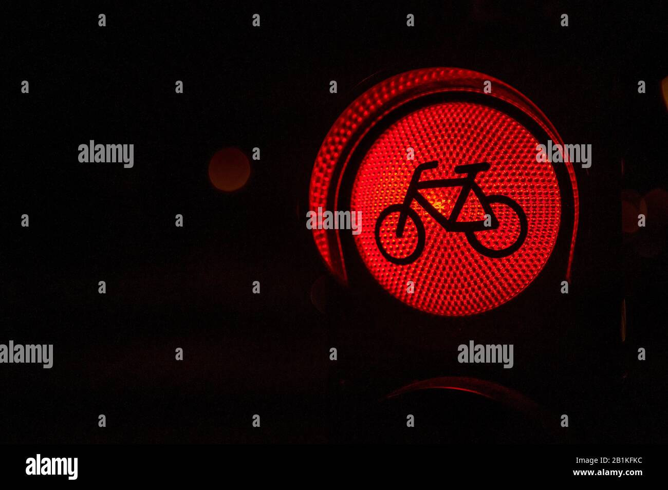 red bike traffic light Stock Photo - Alamy