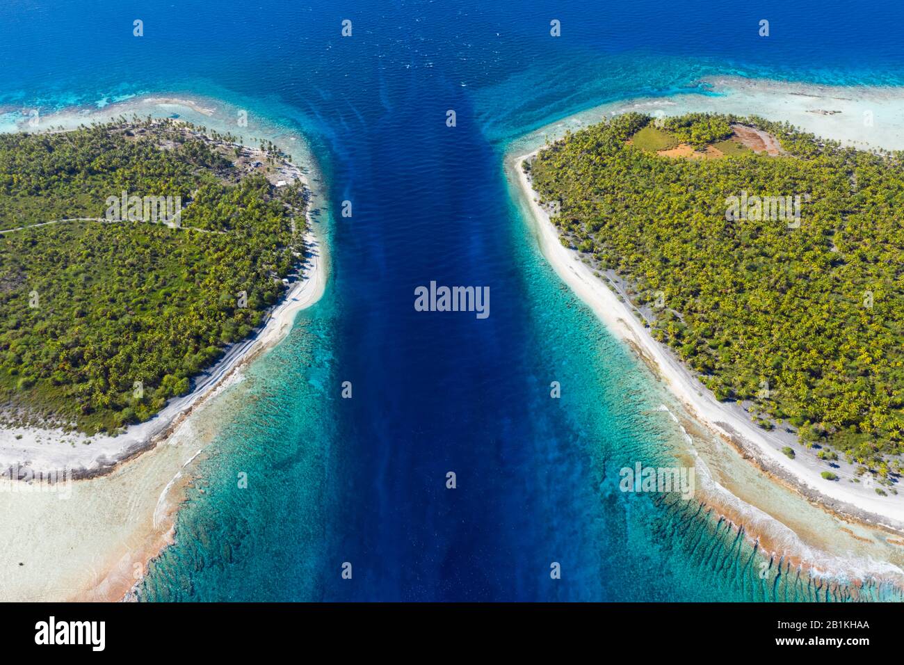 Almonu Pass of Apataki Atoll, Tuamotu Archipel, French Polynesia Stock ...