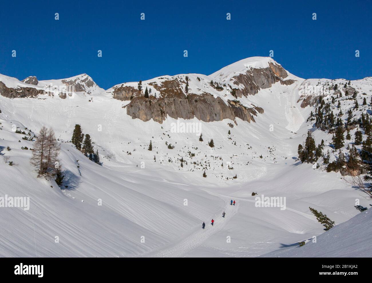 Winter hiking trail in the ski area rofan hi-res stock photography and ...