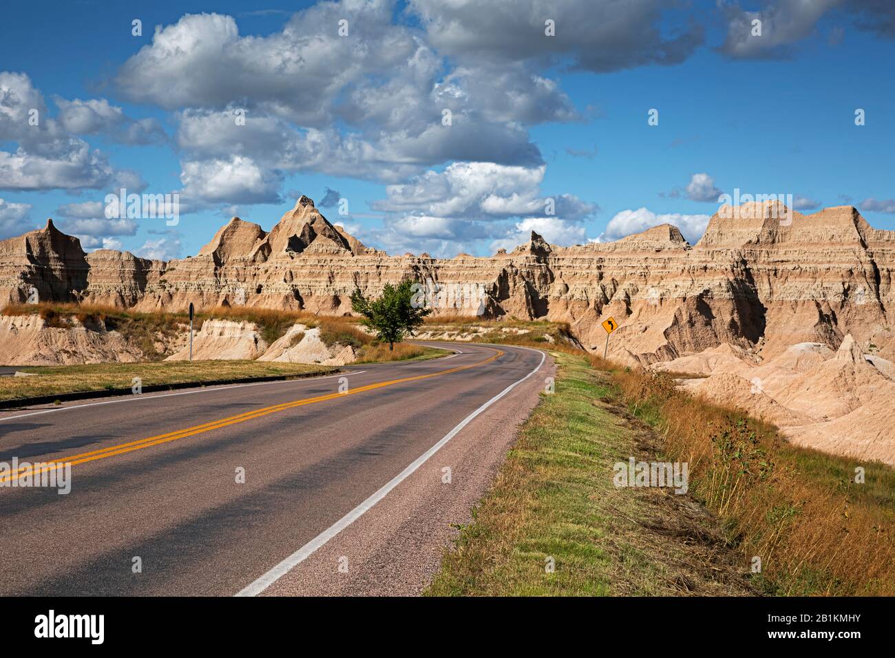 SD00215-00...SOUTH DAKOTA - Layered and eroded bluffs viewed along the ...