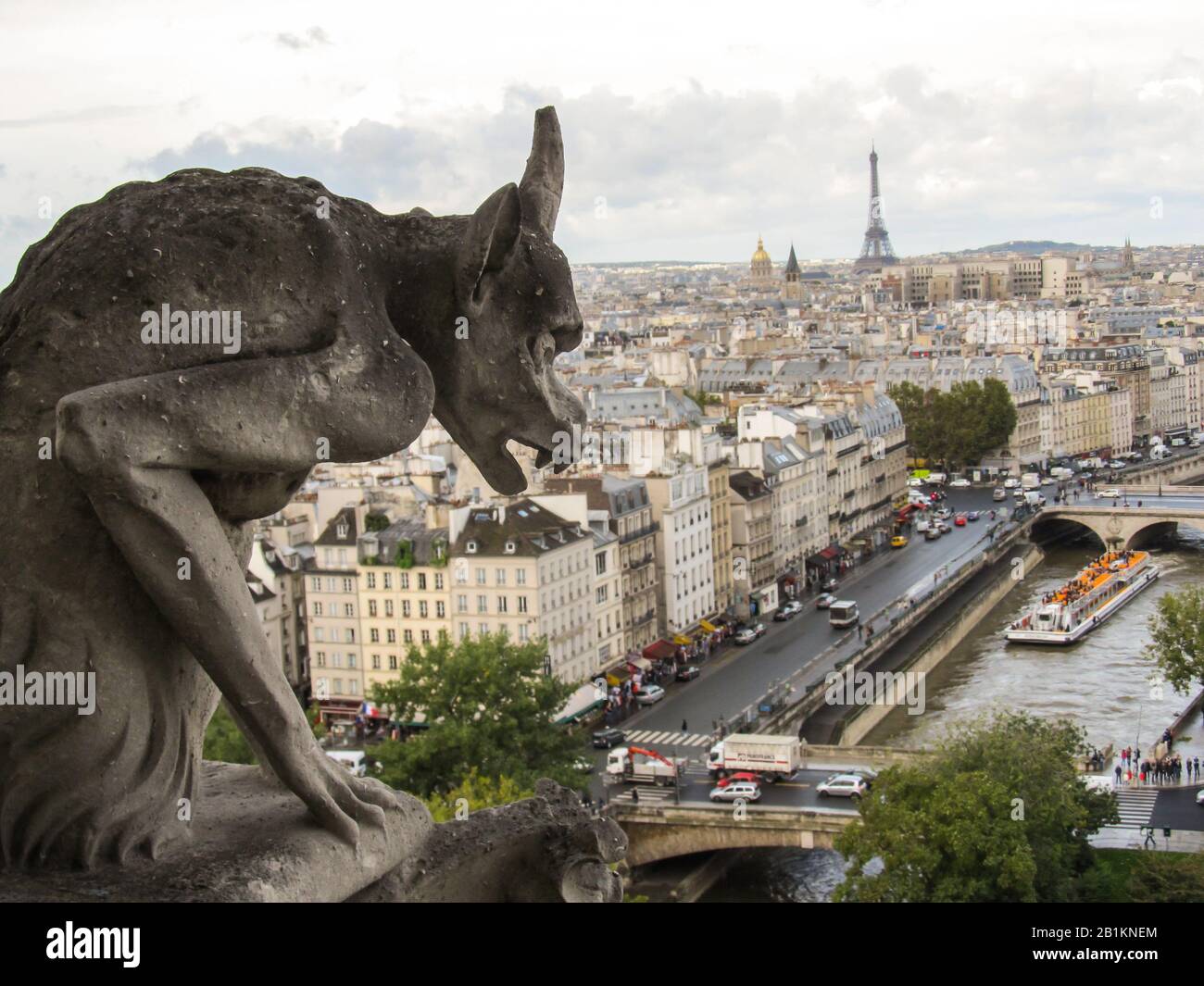 Gargoyle architecture grotesque medieval hi-res stock photography and ...
