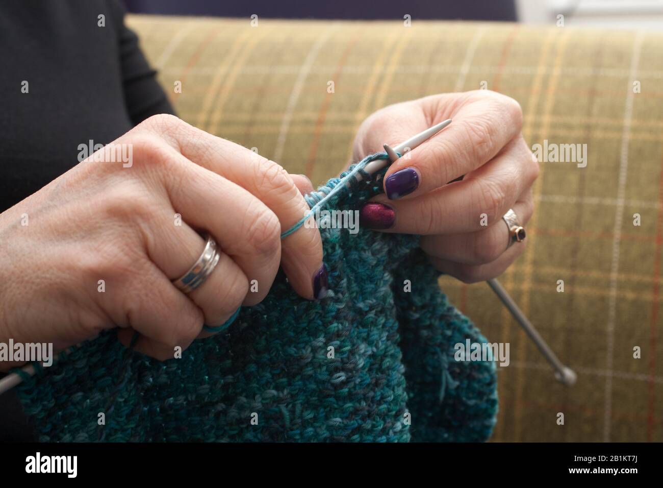 Lady knitting hi-res stock photography and images - Alamy
