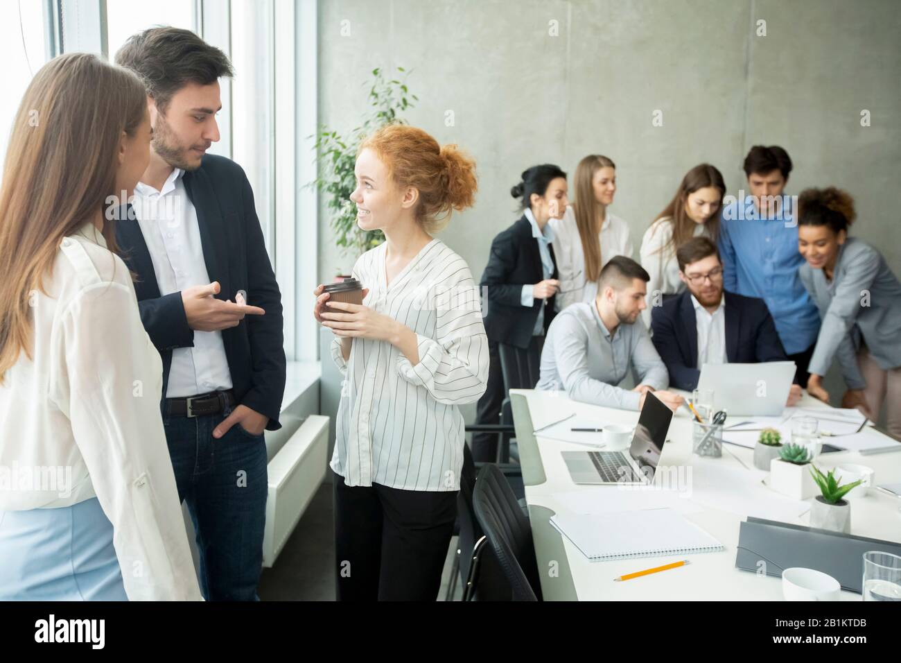 Friendly conversation hi-res stock photography and images - Alamy