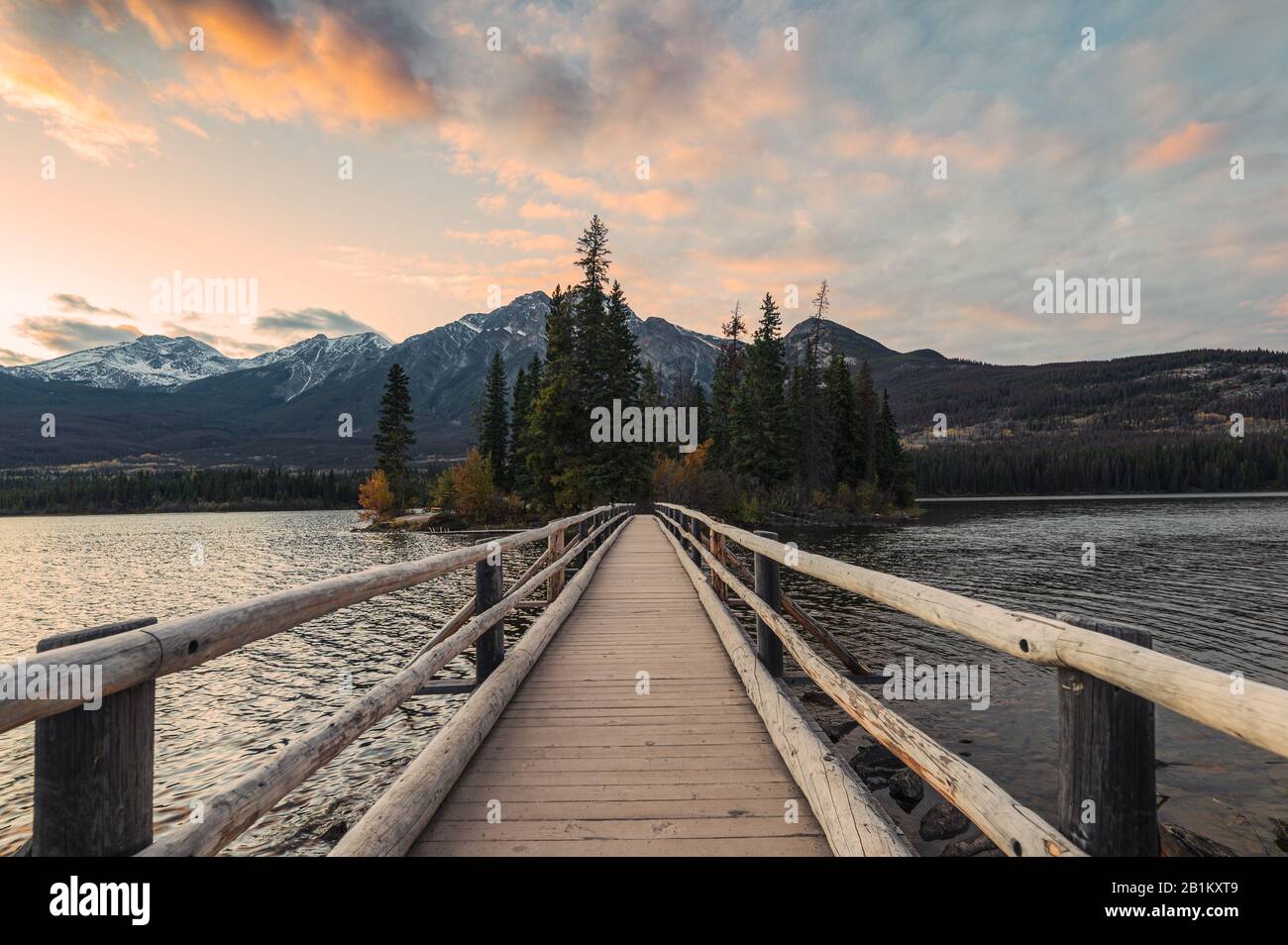 Wooden bridge with Tiny island in the evening on Pyramid lake at Jasper ...