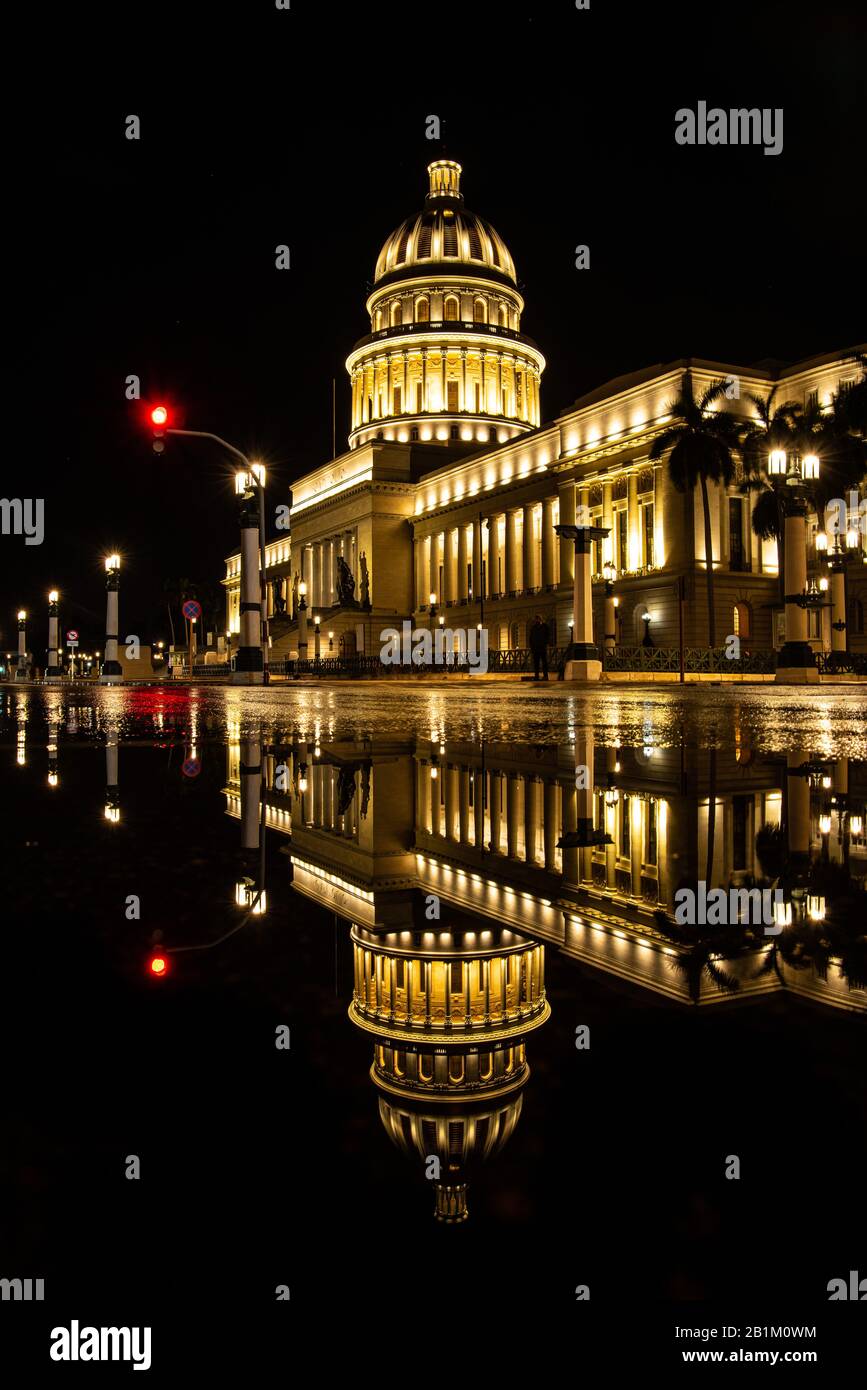 Havana night hi-res stock photography and images - Alamy