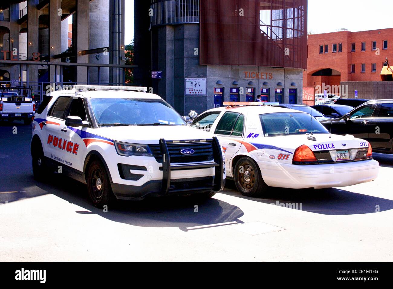 Car in campus hi-res stock photography and images - Alamy