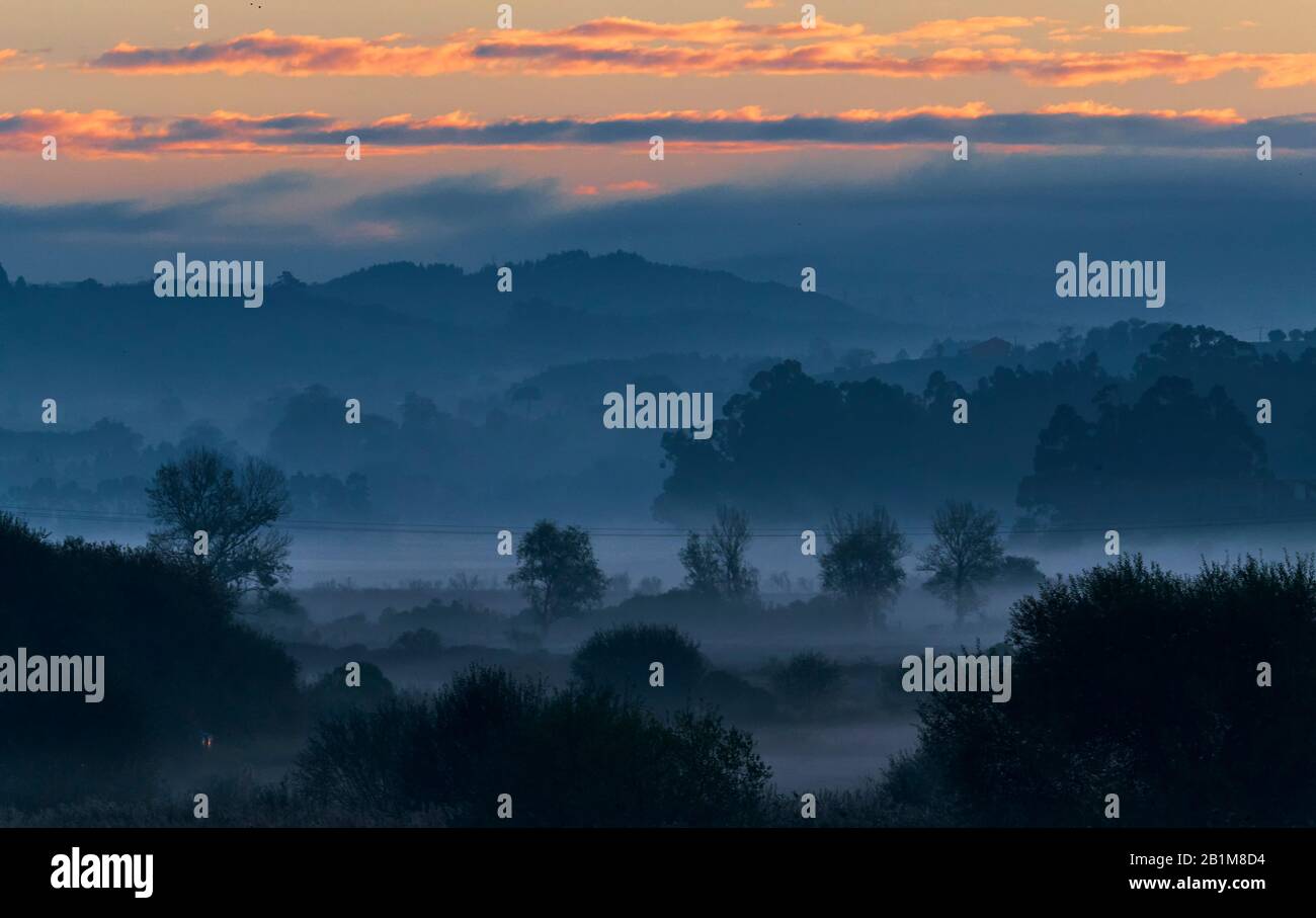 Morning mist. Temperature inversion in the valley Stock Photo - Alamy
