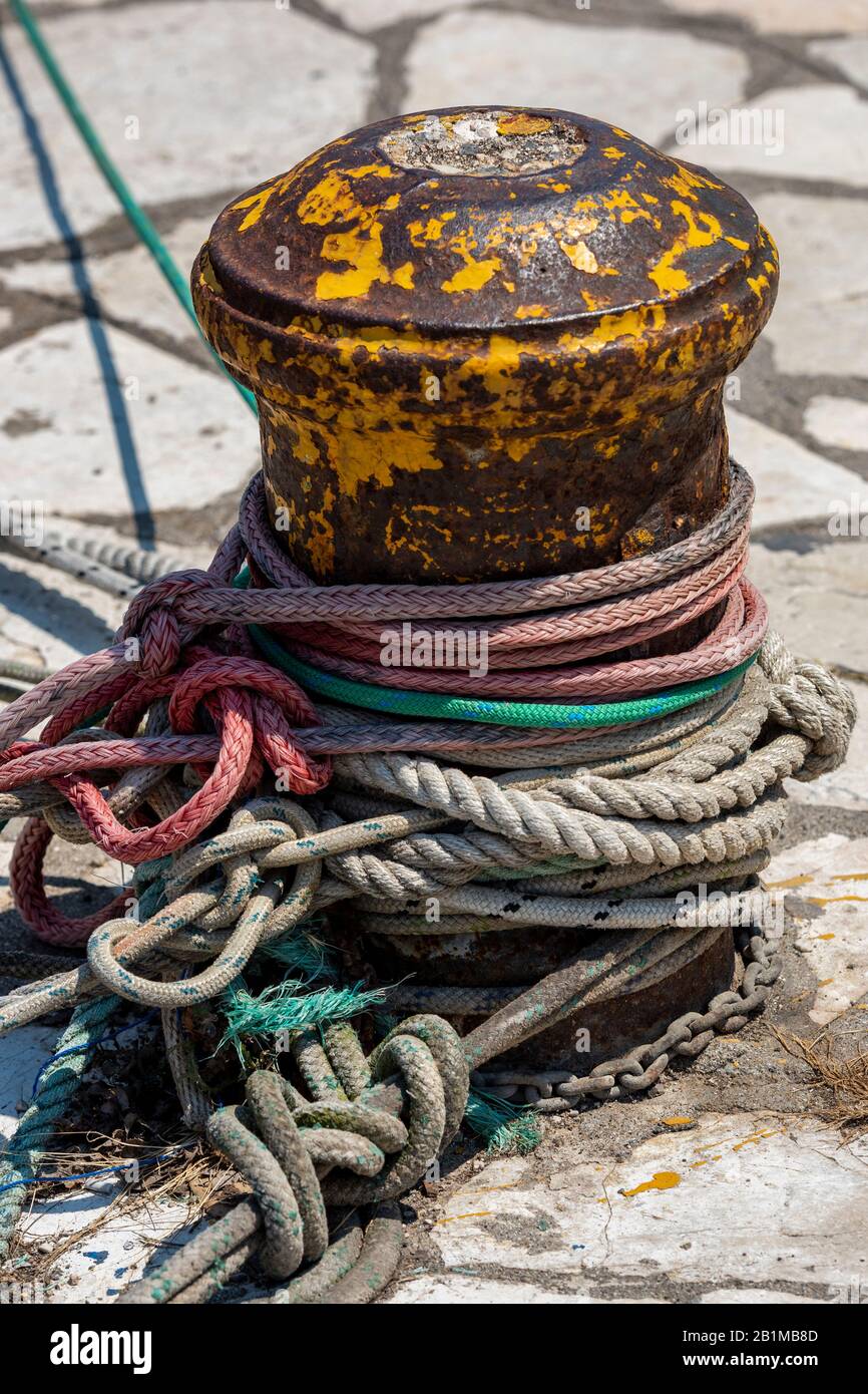 Boats tied up to bollards hi-res stock photography and images - Alamy