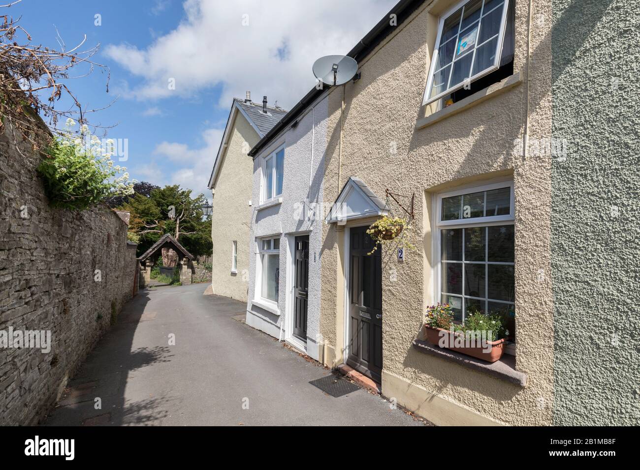 Narrow street uk hi-res stock photography and images - Alamy