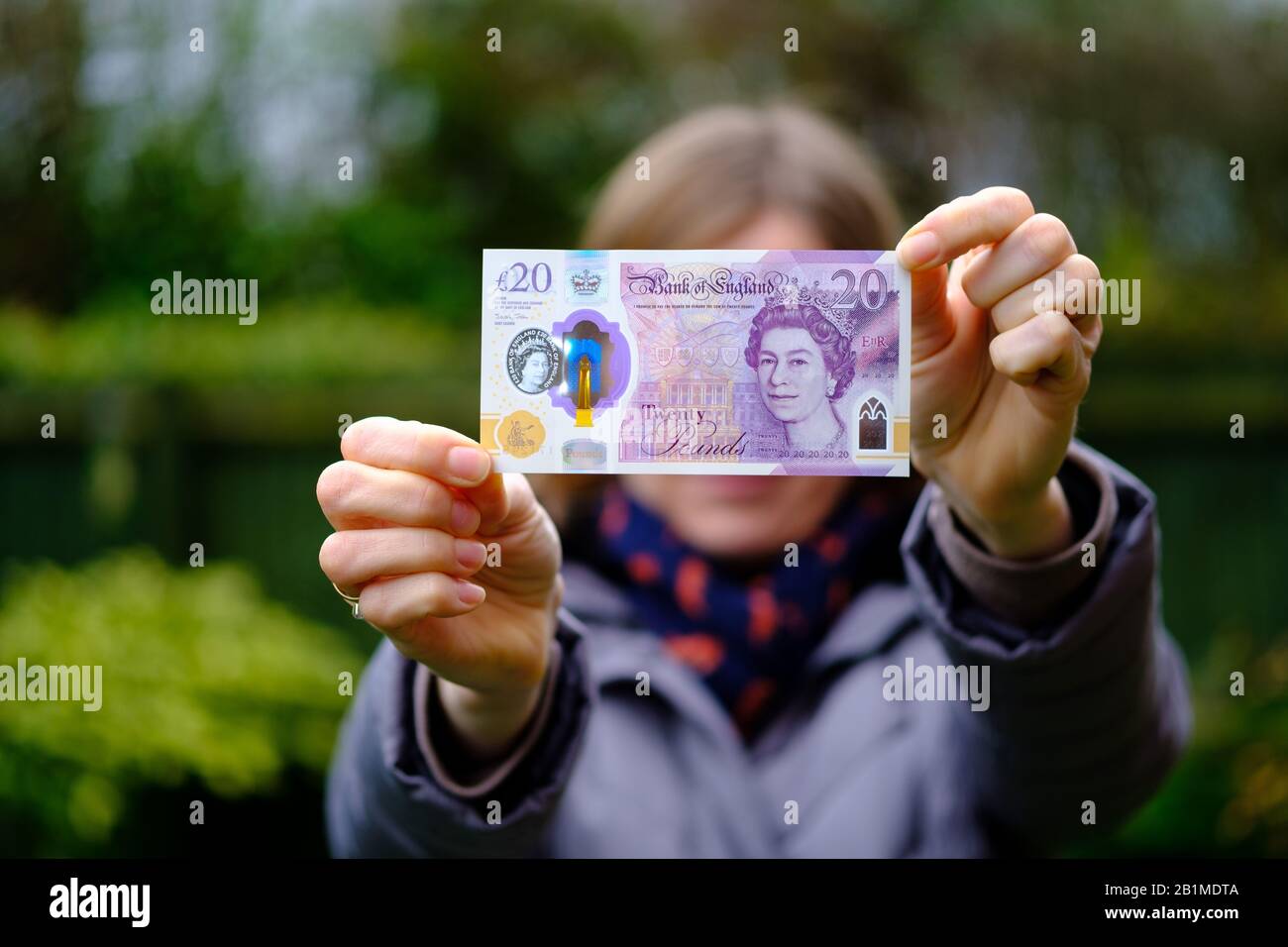 New polymer 20 Sterling Pound note hold in girl hands Stock Photo - Alamy