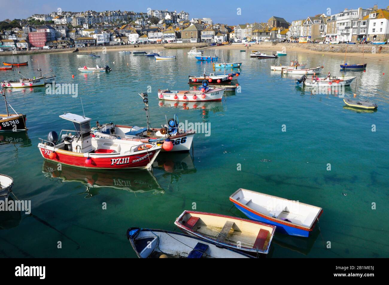 Fishing boats cornwall hi-res stock photography and images - Alamy