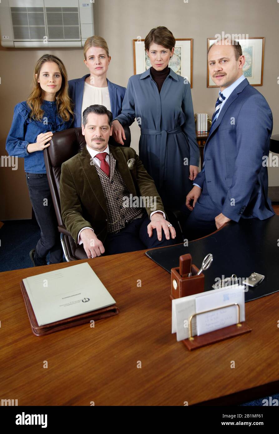 Cologne, Germany. 26th Feb, 2020. The actors Bianca Nawrath (l-r ...