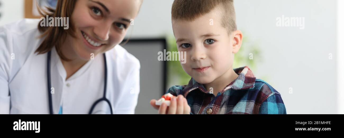 Happy kid with doc in clinic Stock Photo - Alamy