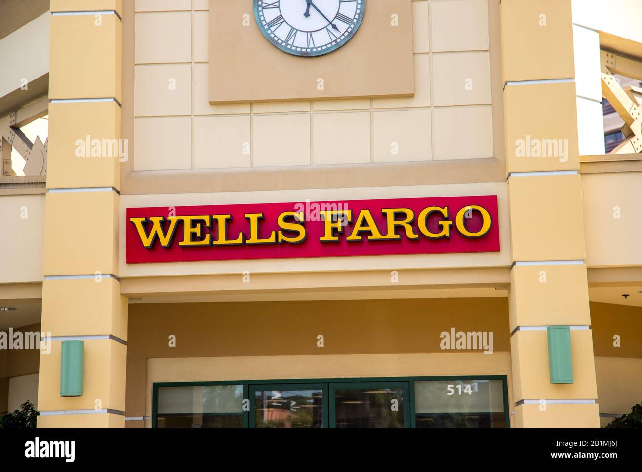 Wells fargo branch office hi-res stock photography and images - Alamy